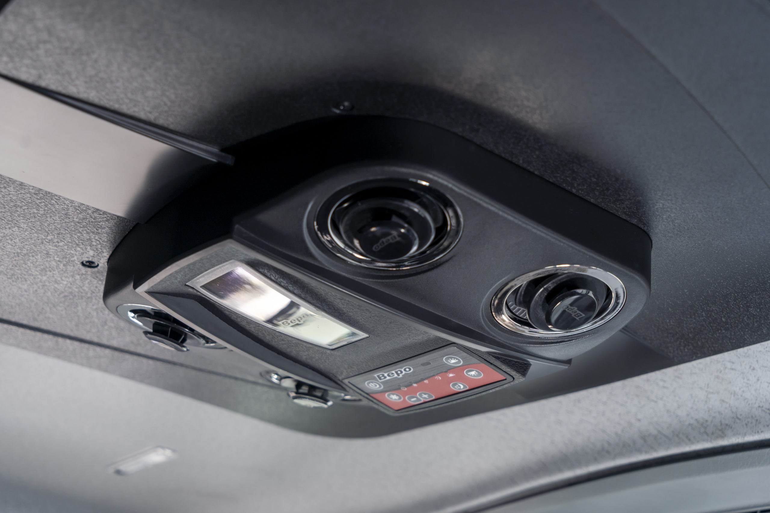 Mercedes-Benz lança edição especial de despedida do bicudo Atron 1635 ...