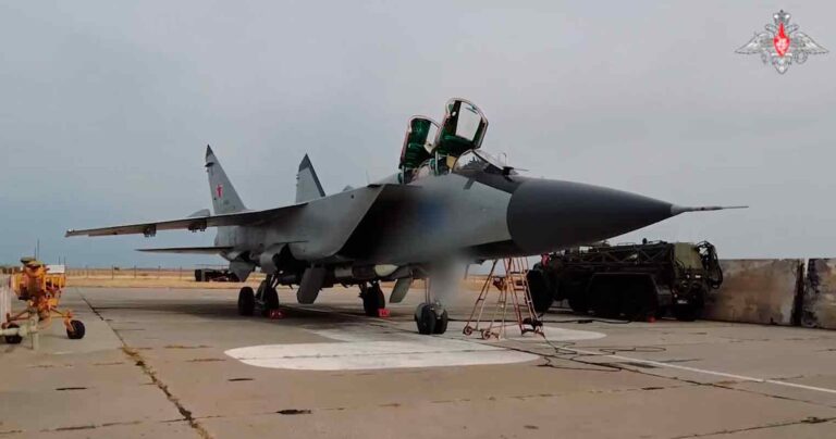 The video shows the MiG-31 fighter aircraft's aerial patrol work with ...