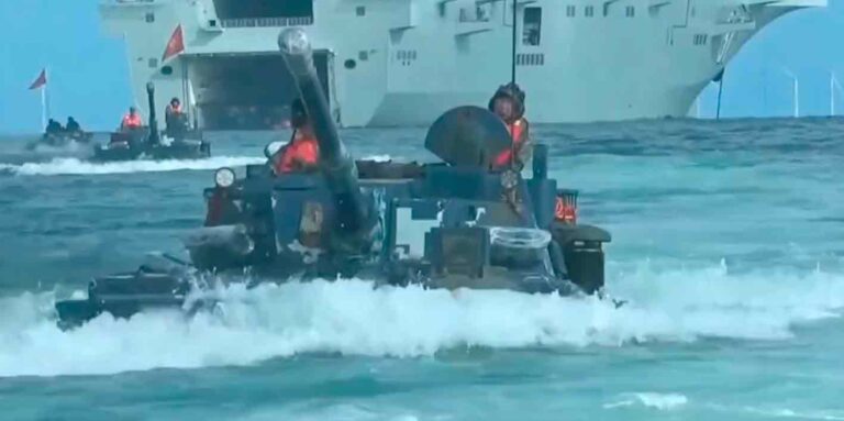 China Launches 4th Type 075 Amphibious Assault Ship - Carro e motos