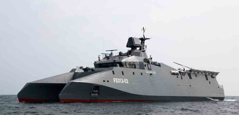 Iranian Navy Receives New Warships - Carro e motos