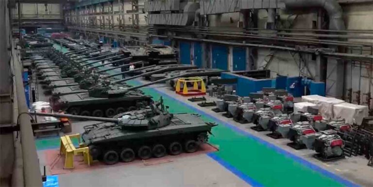 Video shows the inside of a T-80 armored vehicle factory - Carro e motos