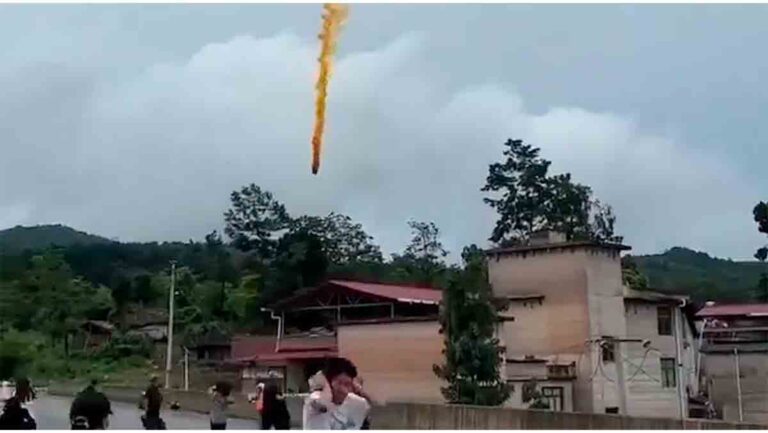 Vídeo mostra destroços do foguete Long March 2C caindo em área povoada ...