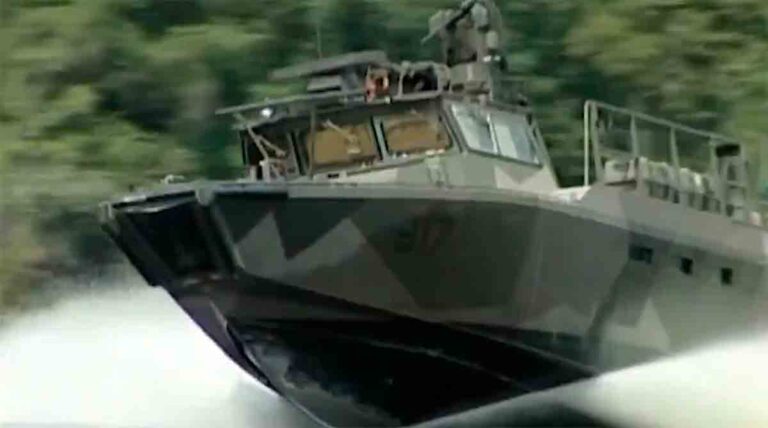 Ukraine receives CB90 combat boats - Carro e motos