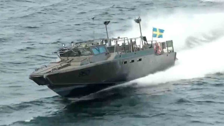 Ukraine receives CB90 combat boats - Carro e motos