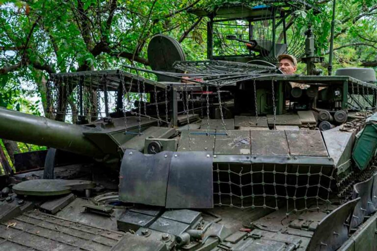 "Ukrainian tank hunters" captured Russian tanks T-80 and T-90M - Carro e motos