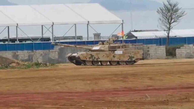 Video shows moment Chinese VT4 tank breaks down during demonstration at ...
