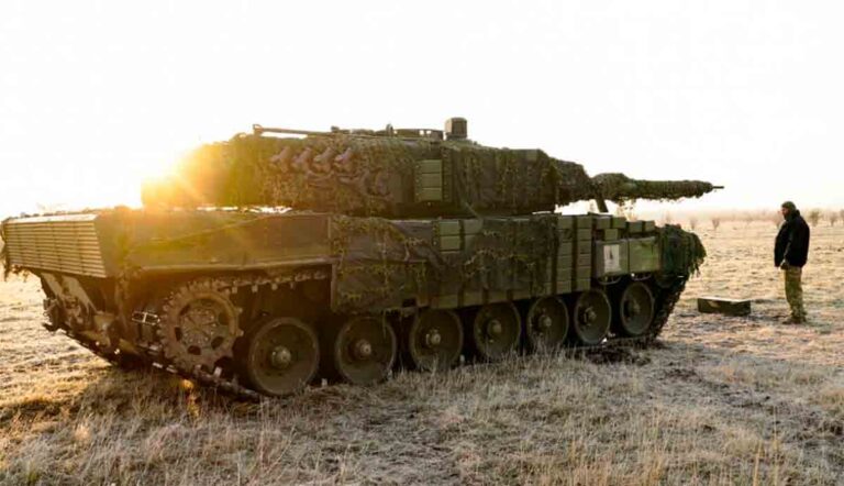 Video: Leopard 2A4 and artillery from the 33rd Mechanized Brigade ...