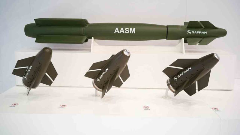 Video: French AASM bombs used by MiG-29 destroy FSB building on the ...