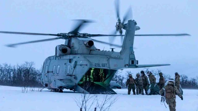 UK Commandos Deploy to the Arctic on a Strategic NATO Mission - Carro e ...