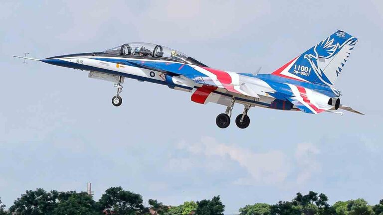 Trainingsvliegtuig T-5 Brave Eagle stort neer in zee bij Taiwan – Carro ...