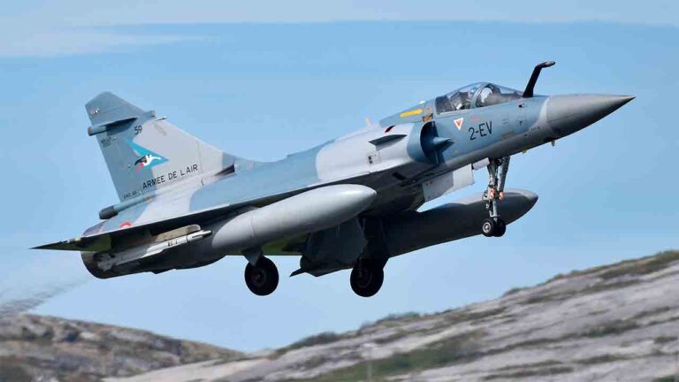 Macron annonce l'arrivée du premier Mirage 2000-5F en Ukraine - Carro e ...