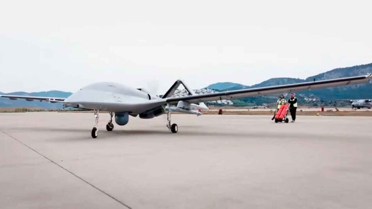 Video: Bayraktar TB3 Hits Target with Supersonic UAV-122 Missile - Carro e motos