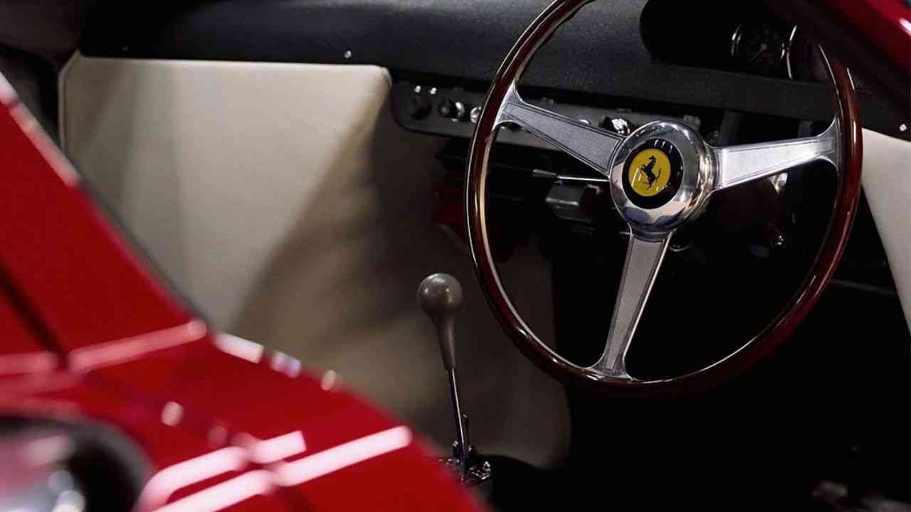 Ferrari vurderer å bringe tilbake manuell girkasse i eksklusive ...