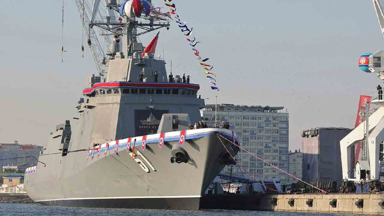 Η Βόρεια Κορέα καθελκύει το νέο αντιτορπιλικό Choi Hyon σε τελετή υπό ...