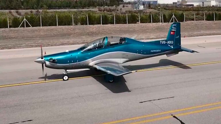 Video: Turkish military aircraft HÜRKUŞ II begins countdown to enter ...