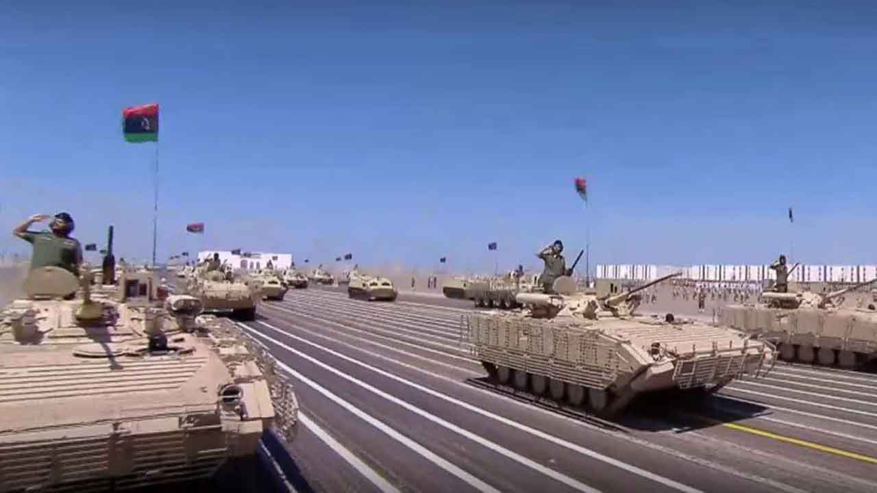 Militaire parade in Libië onthult massale levering van Russische wapens ...
