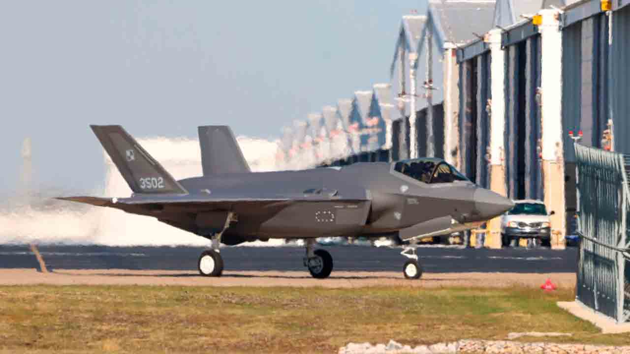 Video: Poolse piloten voltooien training in de VS op de F-35A Lightning II - Carro e motos