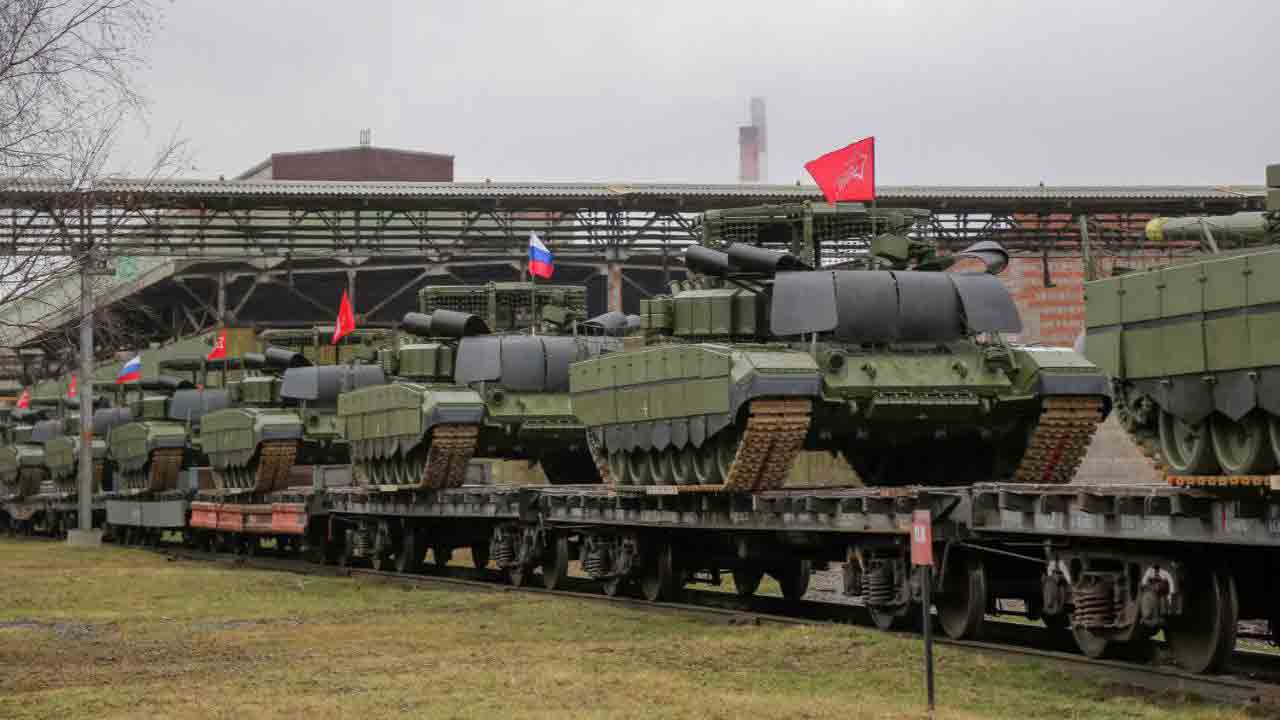 Video: Russia sends new batch of its most advanced tanks with updated ...