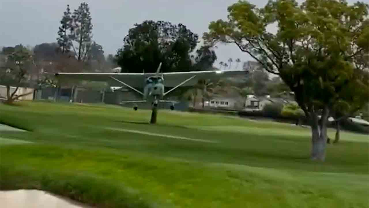 Incredible footage shows plane landing on golf course in Los Angeles ...