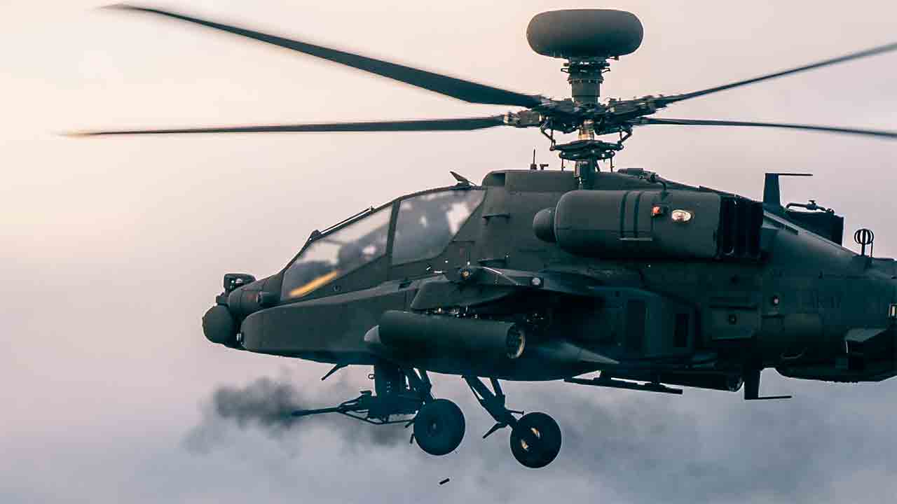 Apache britannici realizzano addestramento con fuoco reale in Finlandia ...