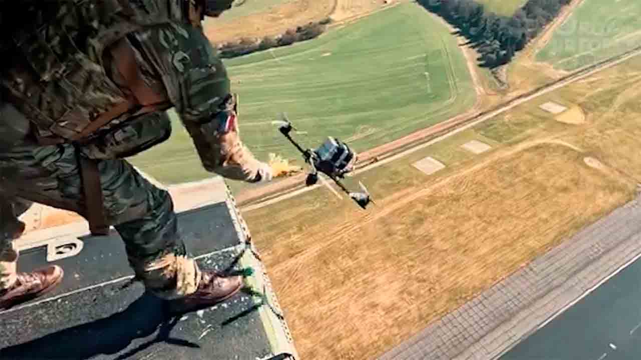 Video: UK Tests FPV Drones Launched from Chinook Helicopters - Carro e ...
