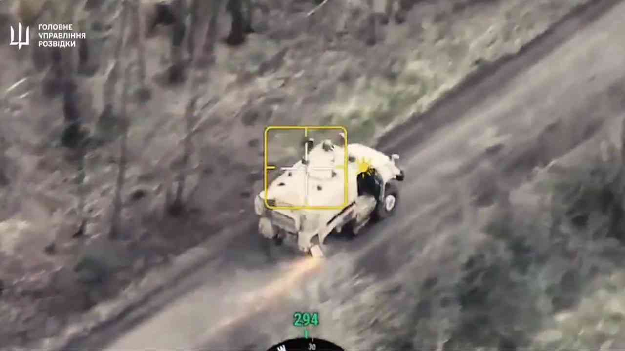 Ukrainian soldier rescues damaged MaxxPro armored vehicle in risky ...