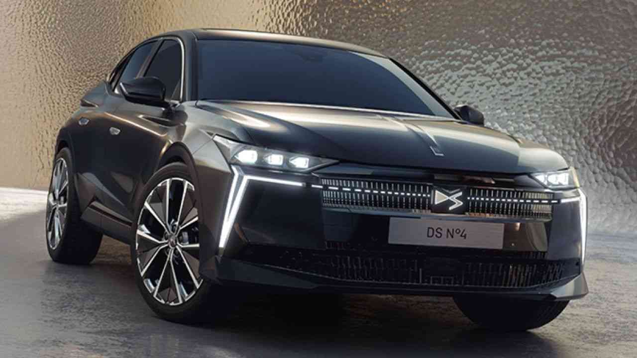 DS No4 arrive avec un look renouvelé, un moteur électrique puissant et une autonomie allant ...