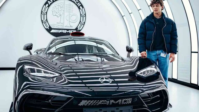 Kimi Antonelli arriva a scuola con una Mercedes da 226.800 dollari e ...