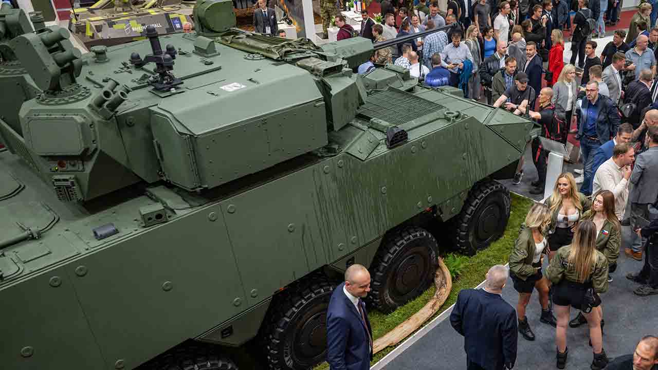 Video: Tsjechisch leger presenteert supergepantserd voertuig dat de ...