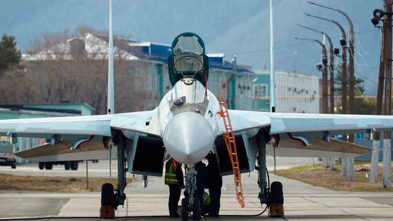 영상: UAC, 러시아 국방부에 Su-35S 전투기 추가 인도 - Carro e motos