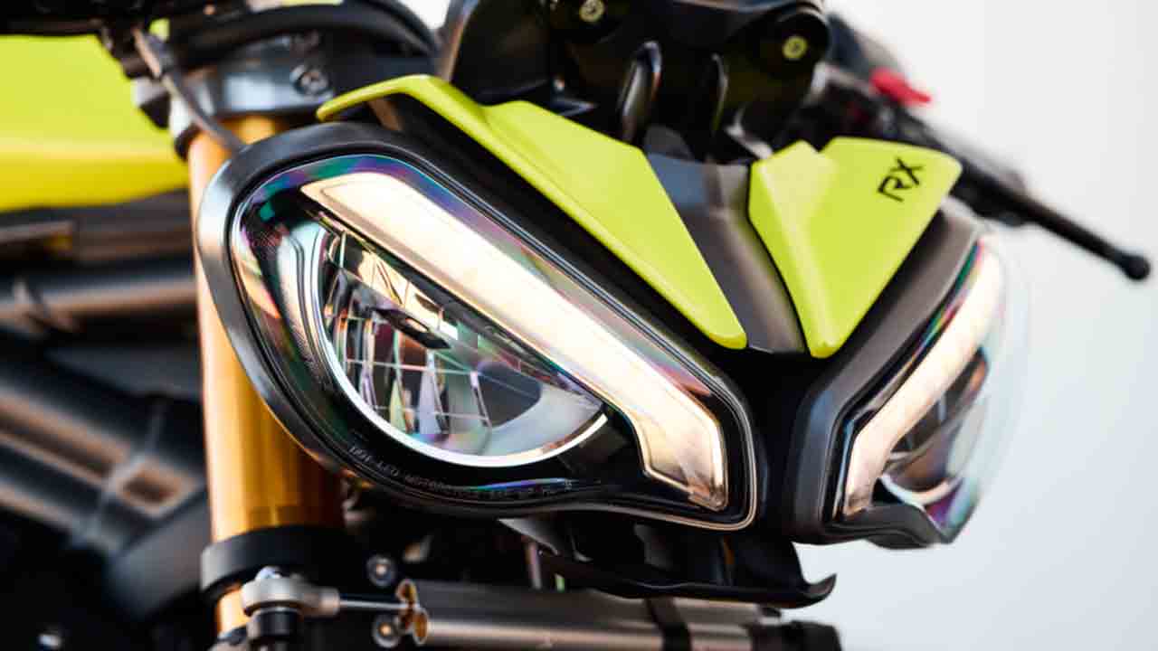Triumph apresenta a Speed Triple 1200 RX 2026: edição mais radical da ...