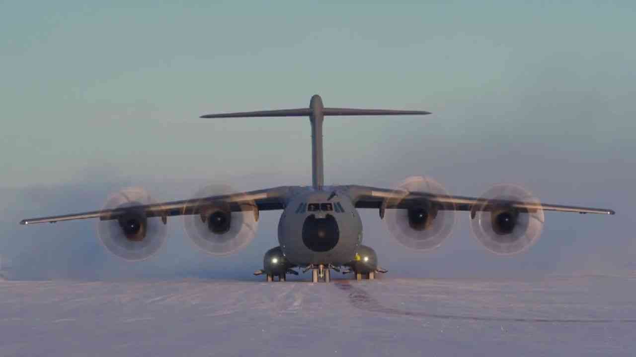 Airbus adapte l'A400M pour lancer des drones en vol et élargit le rôle ...