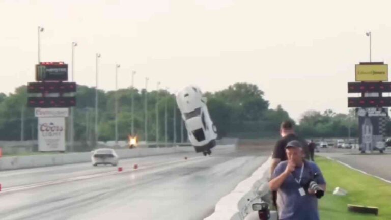 Corvette C7 takes off and flips during drag race in the U.S. in ...