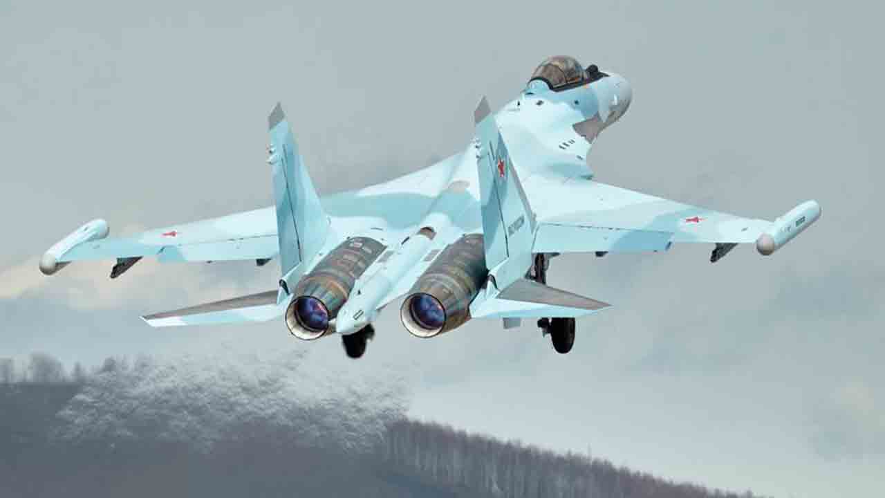 Ukrainian Air Force Shoots Down Russian Su-35 Fighter Jet in Kursk Region - Carro e motos