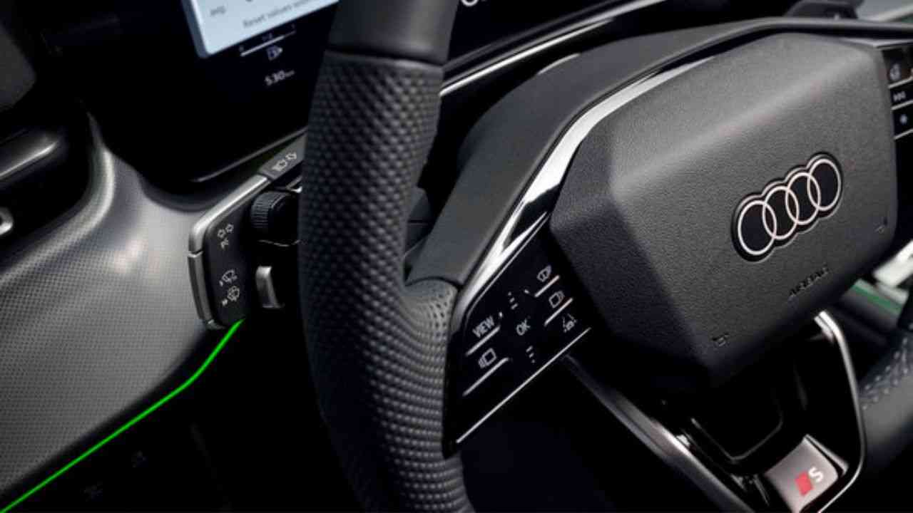 La nuova Audi Q3 elimina le leve dal volante e adotta una barra con ...