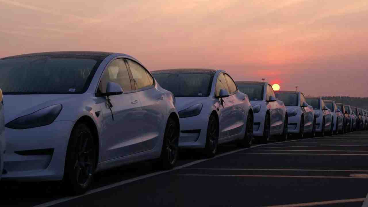 Tesla suspend la production au Texas après une baisse des ventes et un ...