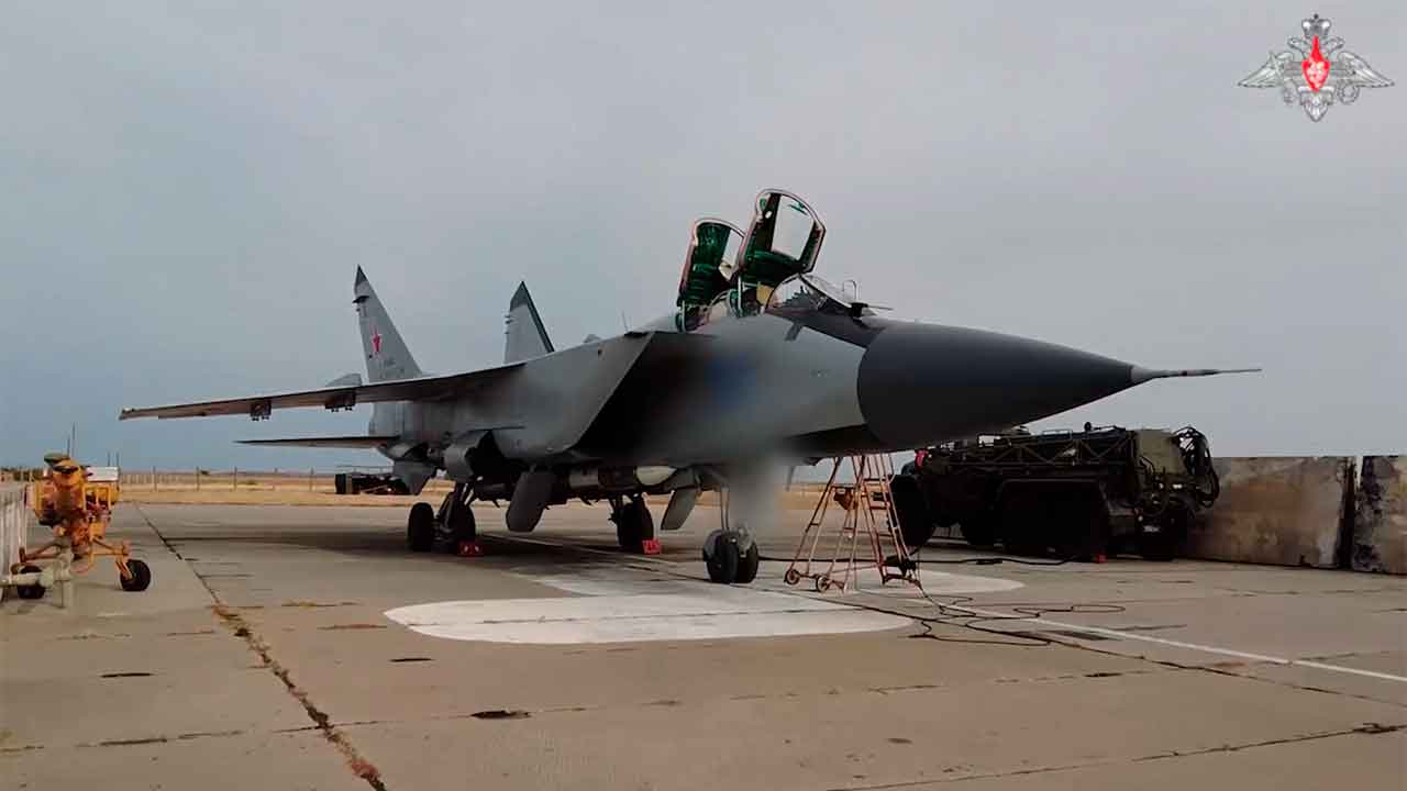 ウクライナ、キンジャール・ミサイルを搭載したMiG-31K戦闘機が使用するロシアの空軍基地を攻撃 - Carro e motos