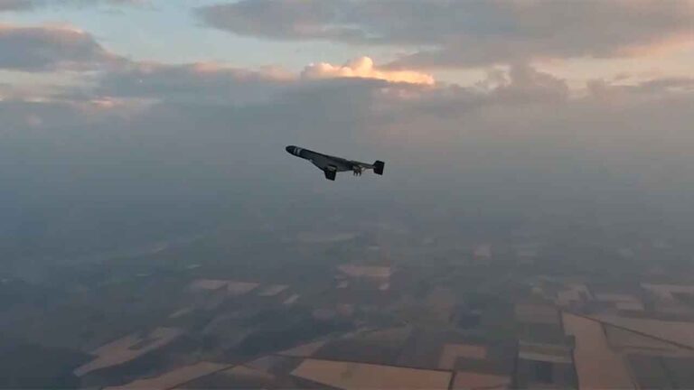 Video: Ukrainian Mi‑24 Closely Monitors Kamikaze Drone Geran‑2 - Carro ...