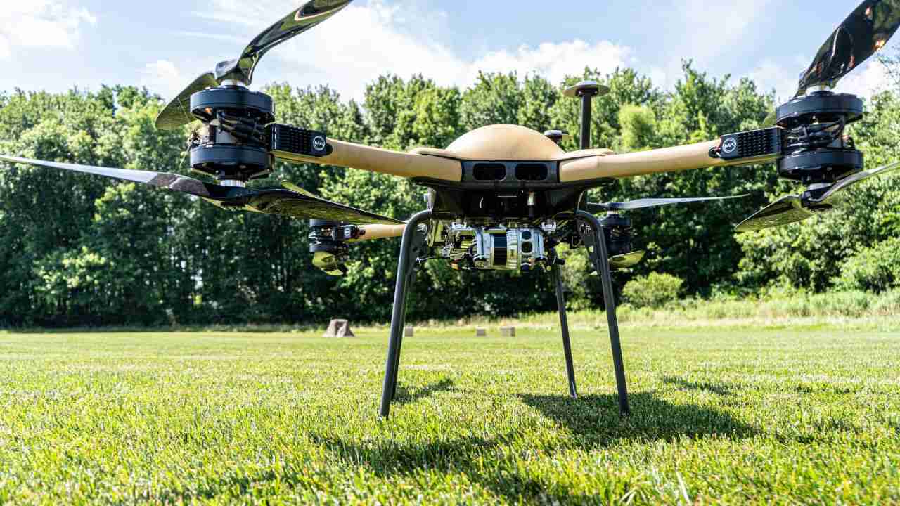 Drone britânico TRV-150 acerta alvos com precisão em teste de munição ...