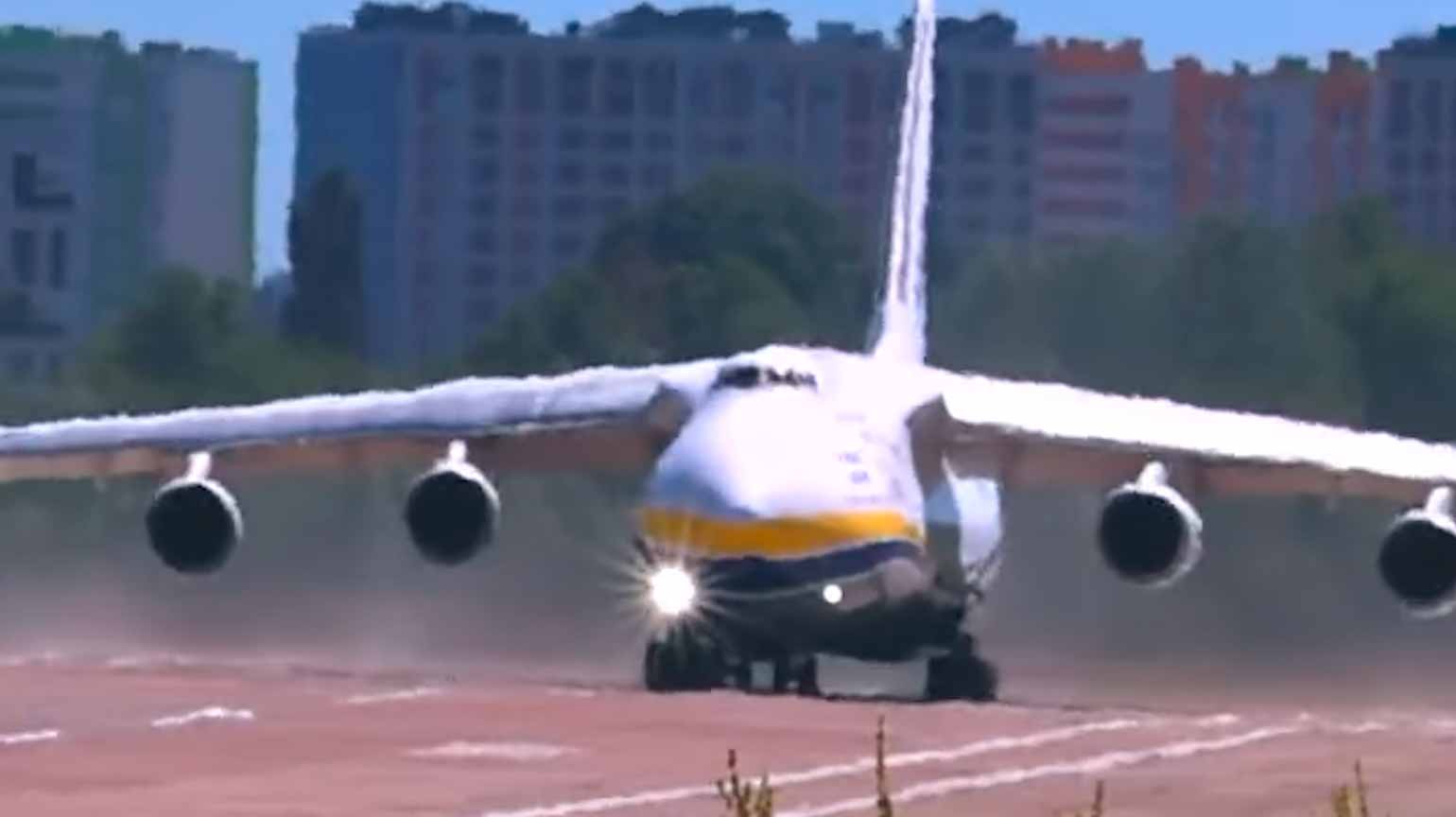Video: Gigantisch vrachtvliegtuig An-124-100 keert terug in de lucht na ...