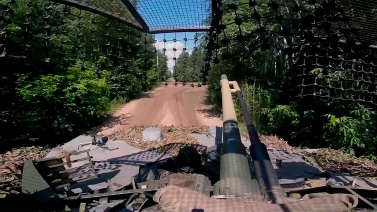 Vídeo: Russia Receives New Batch of BMP-3 Infantry Fighting Vehicles with Combat-Based Upgrades ...