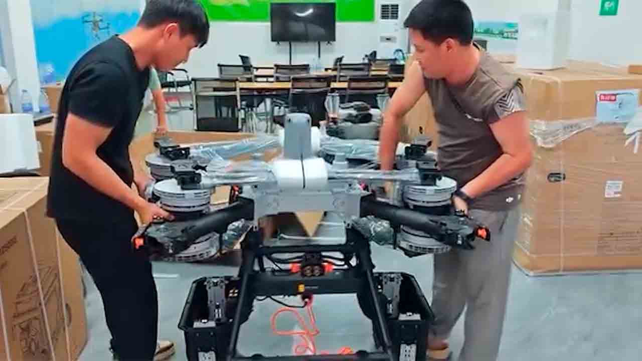 Video: DJI lanceert FC100-drone met draagvermogen tot 80 kg - Carro e motos
