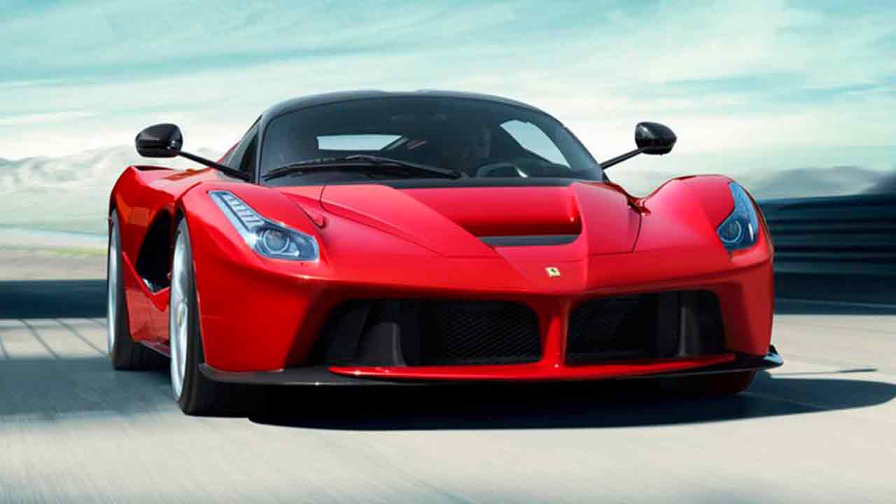 Ferrari sorpresa a 200 km/h su una strada con limite di 80 km/h - Carro ...