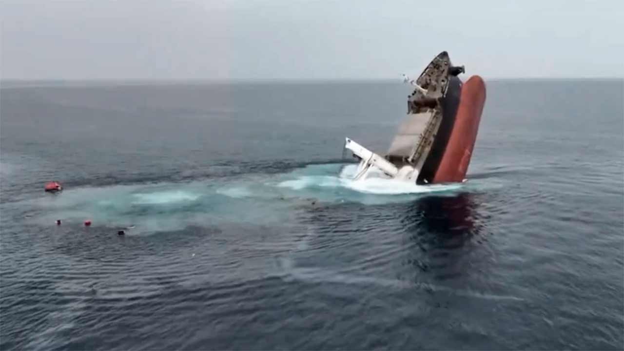 Video: Kapal kargo Eternity C tenggelam di Laut Merah setelah serangan oleh Houthi - Carro e motos