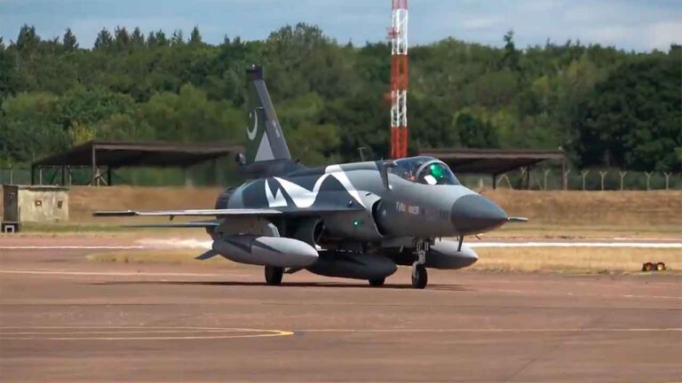 영상: 파키스탄 JF-17 전투기, 특별 도색으로 RIAT 2025 도착 - Carro e motos
