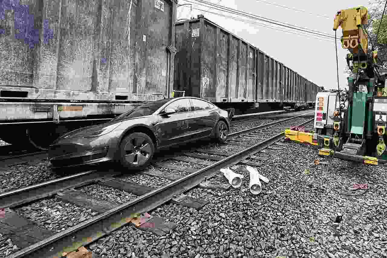 Family forced to jump out of Tesla in autopilot mode before vehicle is ...