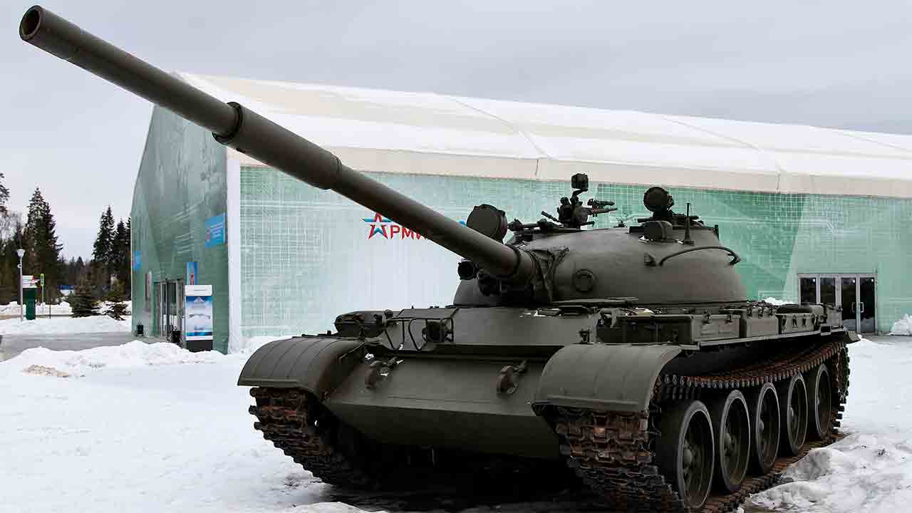 Vidéo : La Russie perd des chars T‑62 et T‑55 après une attaque de drones FPV ukrainiens - Carro ...