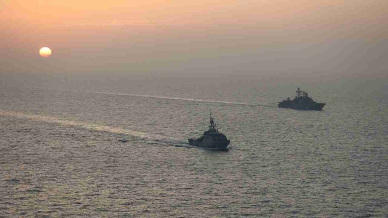 HMS Trent escorteert Russische schepen in het Engels Kanaal tijdens een ...