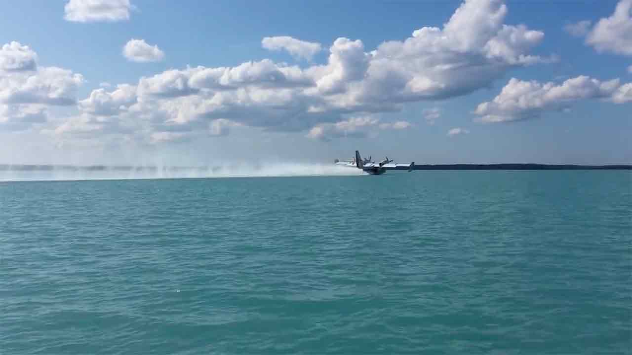 Escena impresionante: avión “Super Scooper” se sumerge en un lago para ...