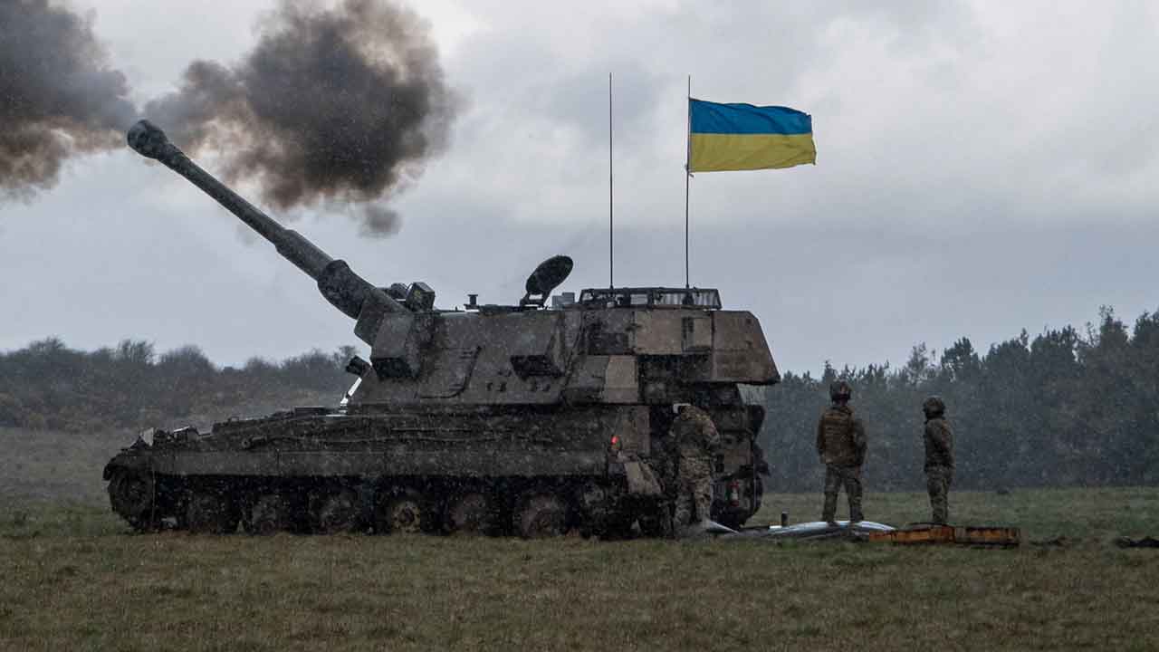 Video shows destruction of AS-90 self-propelled howitzer of the Ukrainian Armed Forces - Carro e ...